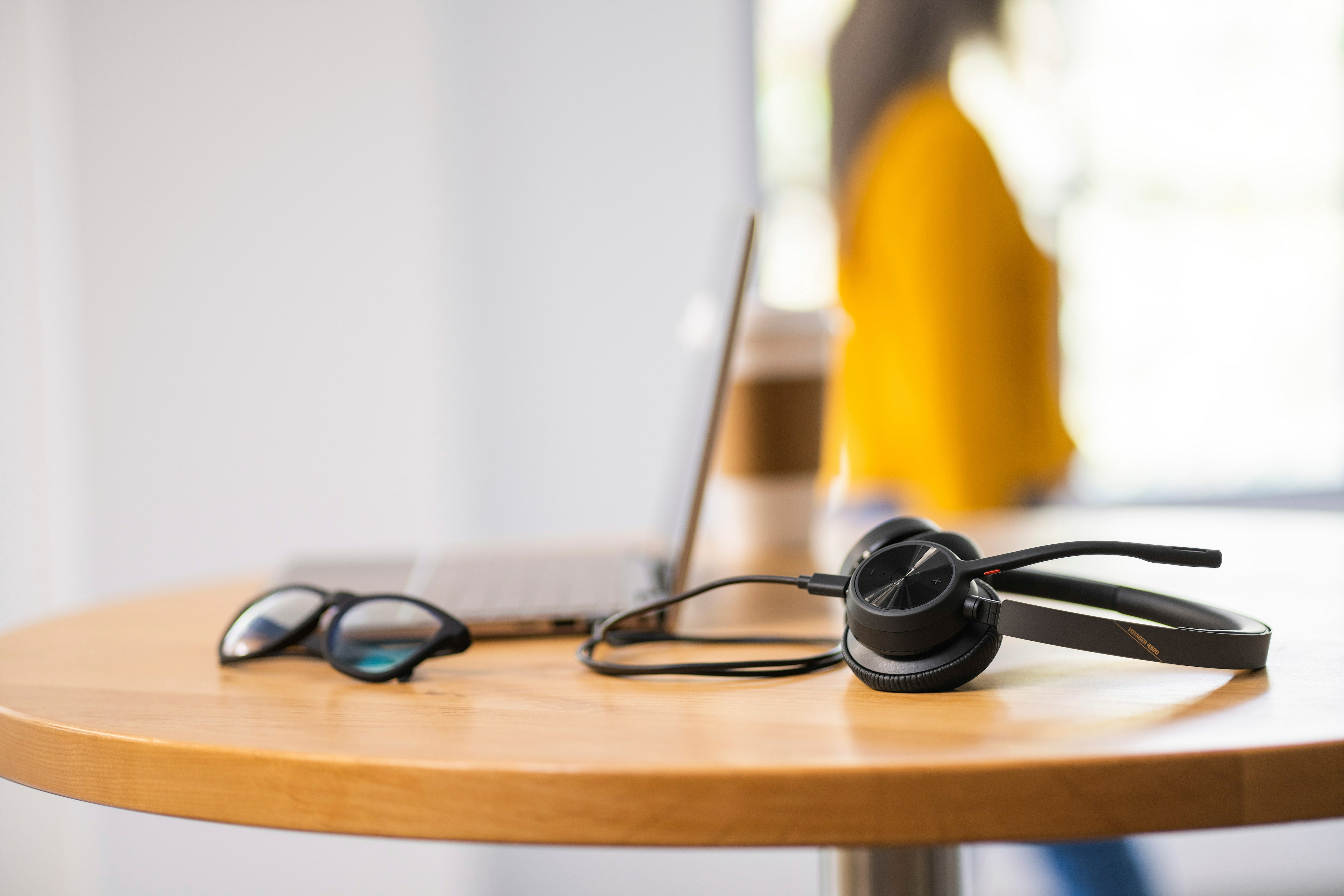 POLY Micro-casque Voyager 4320 USB-C + dongle BT700 + base de ...